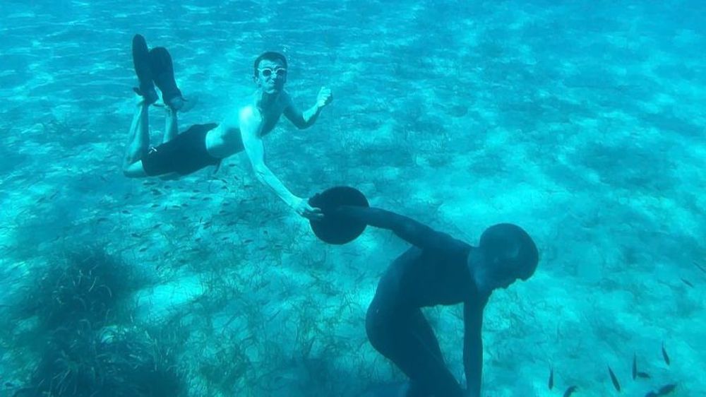 La broma de un youtuber que hundió una aburda estatua en el mar: Para ...