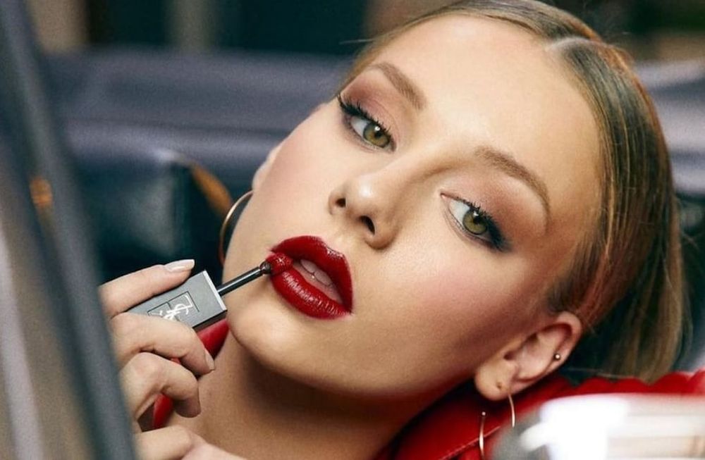 La sorprendente foto de la parte trasera de Ester Expósito en bikini y rasguñada