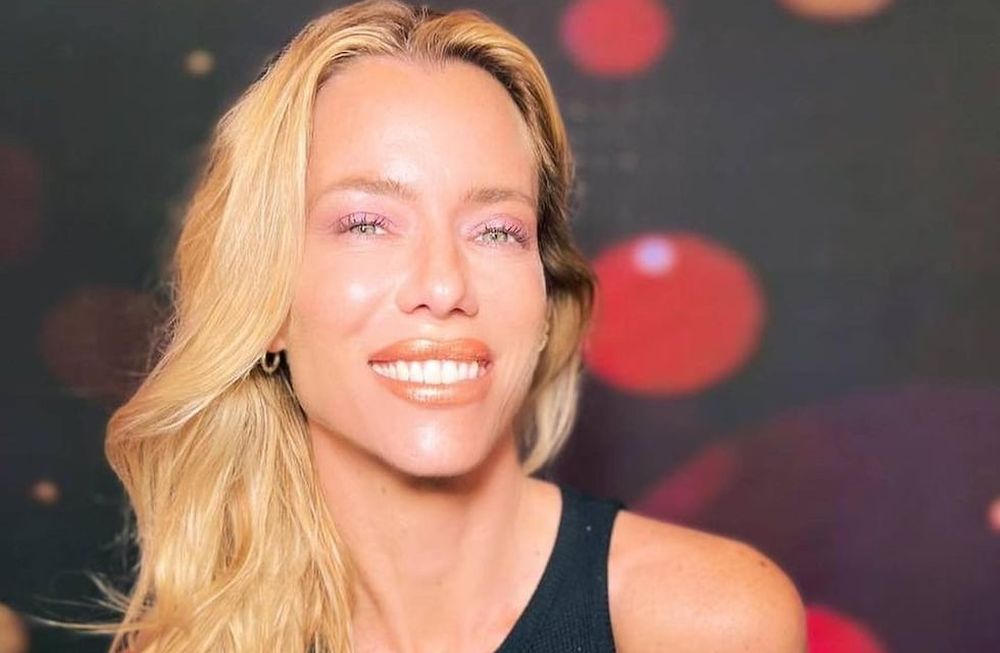 Nicole Neumann se relajó junto al mar y lució una microbikini salmón ...
