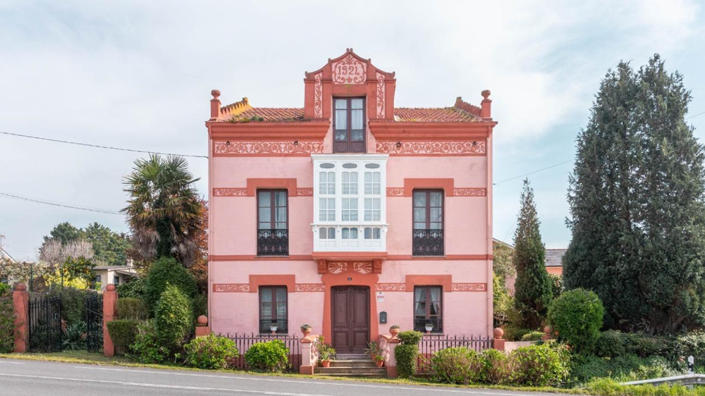 Venden una casa con suelos diseñados por Gaudí, construida en 1921 y ...