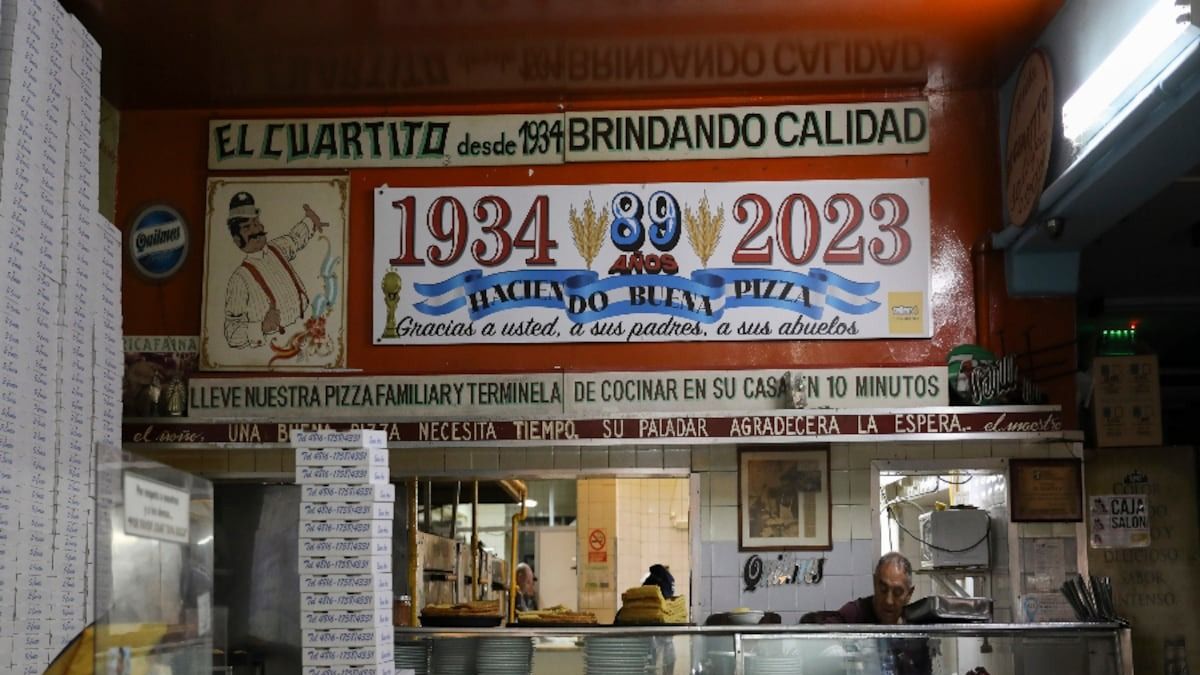 Cuánto cuesta una pizza muzzarella en El Cuartito, una de las mejores pizzerías de Buenos Aires