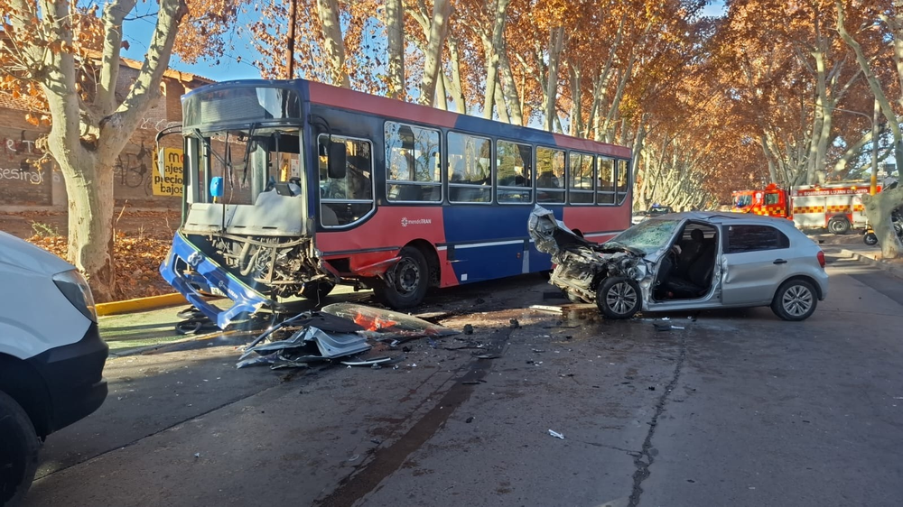 Impresionante choque entre un auto y un micro en Lujan: ocho heridos