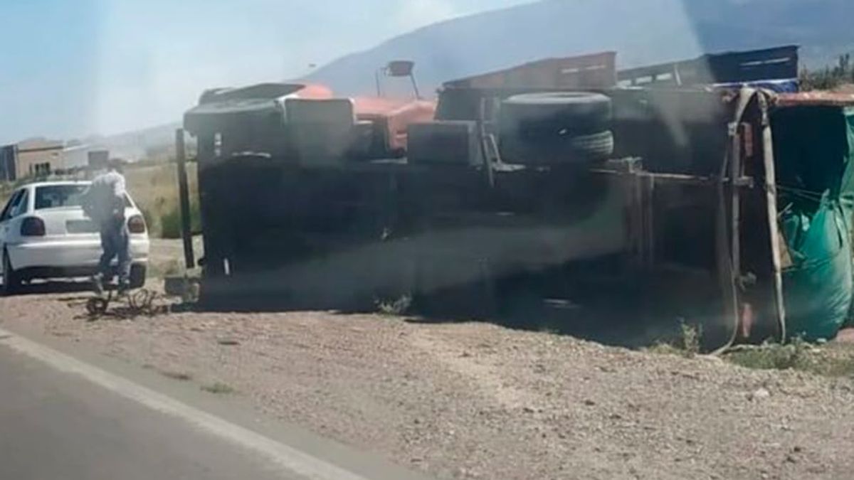Un camión con destino a Mendoza volcó en San Juan: se desprendieron sus ...