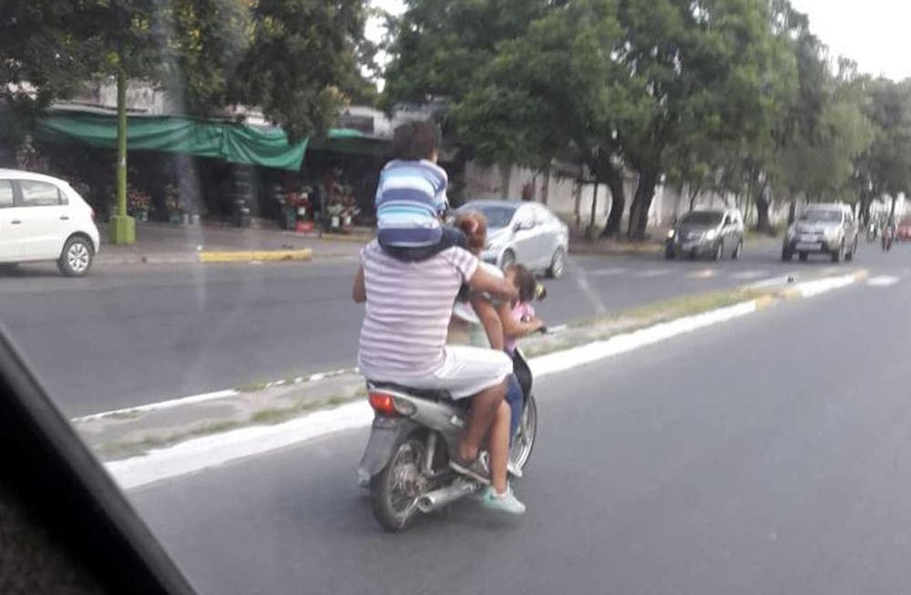 Peligro en las calles: iba en moto y con un niño sobre los hombros
