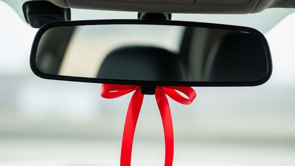 ¿Qué significa circular con una cinta roja atada al espejo del auto?