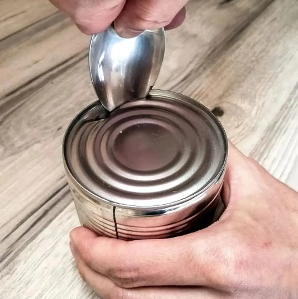 Cómo destapar una lata sin abrelatas: el sencillo truco de la cuchara ...