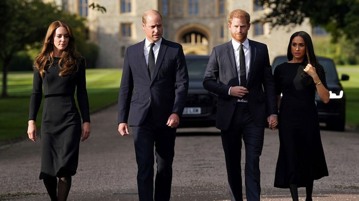 ¿Reconciliados o protocolo? Los príncipes William y Harry juntos para homenajear a la reina ...