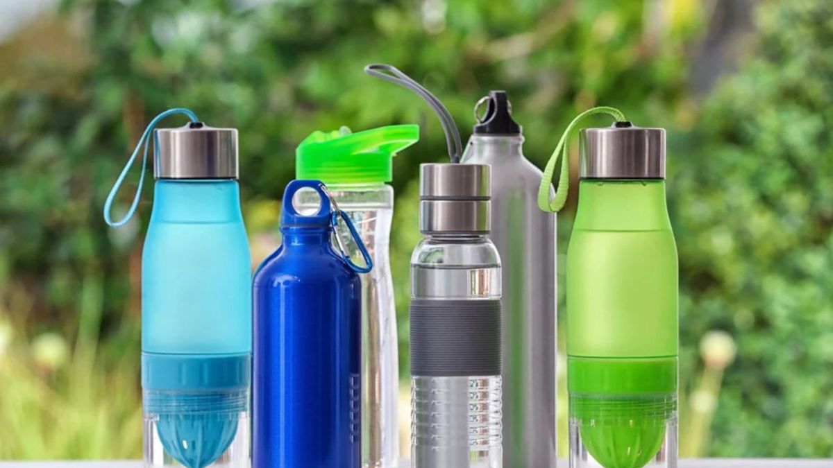 Adiós mal olor: cada cuánto deben limpiarse las botellas de agua para ...