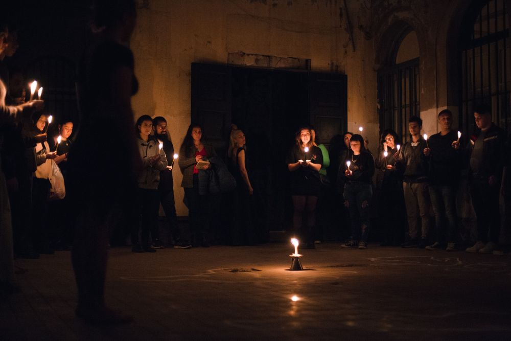 El drama de estar adentro: cómo fue el primer Festival de Teatro ...