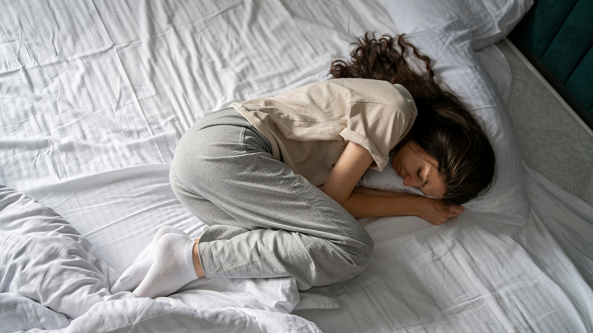 La postura que mejorará tu respiración y sueño al dormir, según científicos