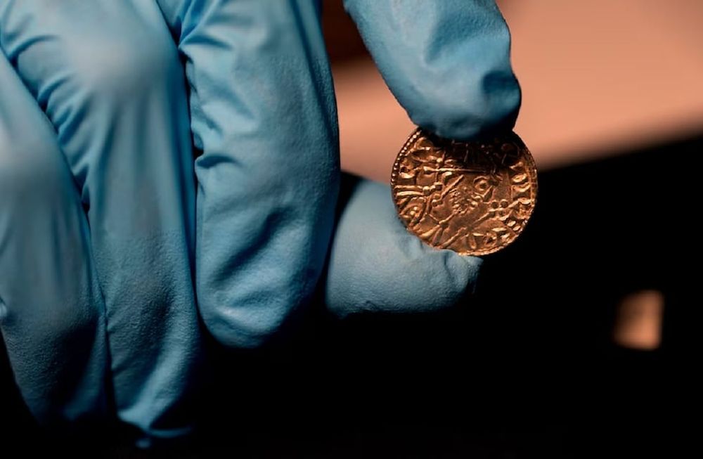 Histórico hallazgo: descubren un tesoro de 2.500 monedas de 1.000 años ...