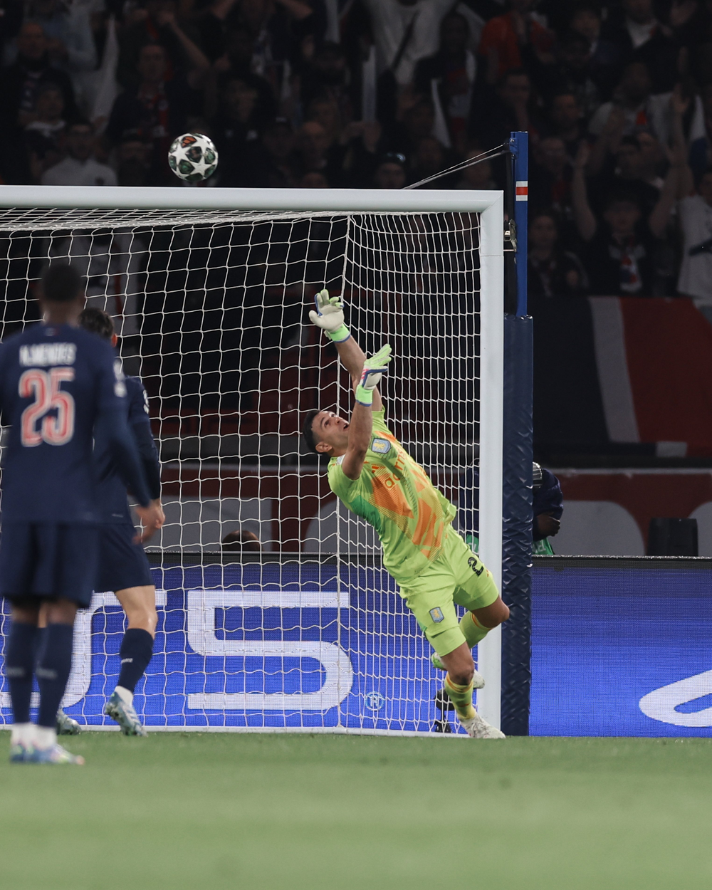 ¿Se va Dibu Martínez? El campeón del mundo no jugó y explotaron los rumores