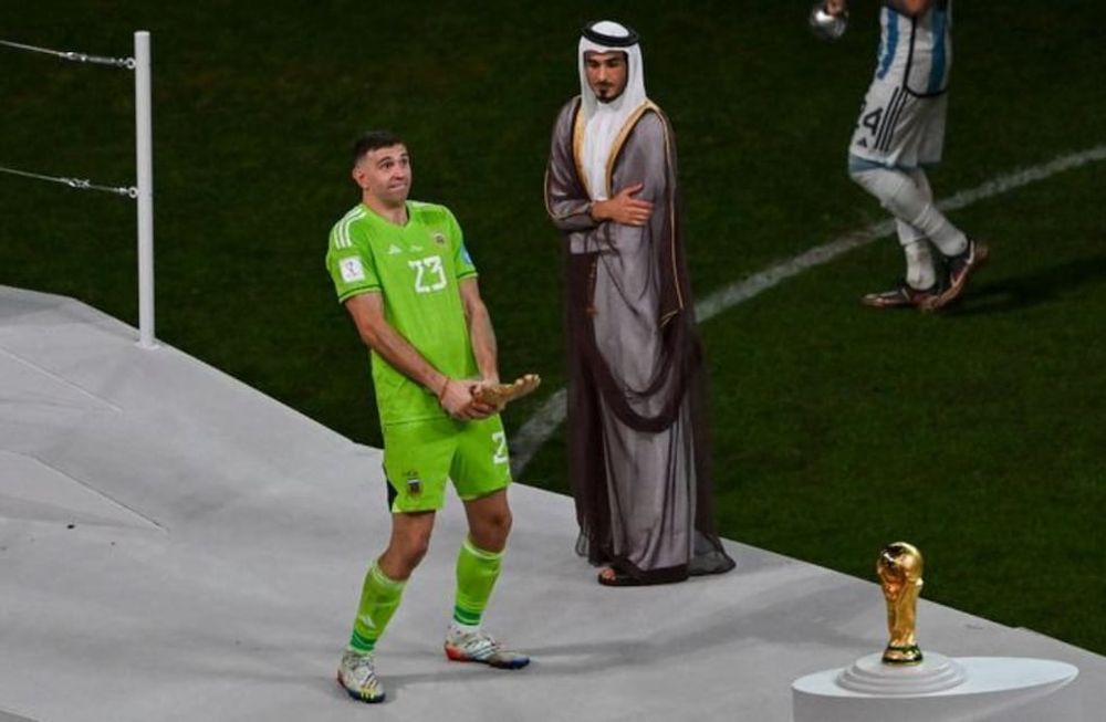 Video: el Dibu Martínez podría ser sancionado por su gesto durante la premiación en Qatar