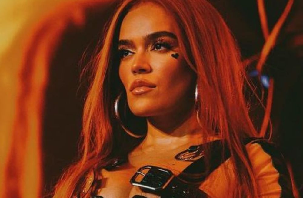 Karol G disfruta del verano y sube la temperatura con una malla cavada ...