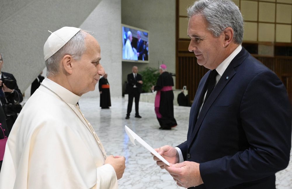 El papa León XIV, cada vez más cerca de Argentina: Milei lo invitó ...