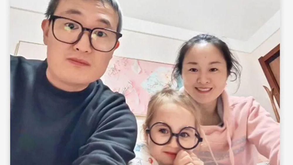 Una pareja china tuvo una bebé rubia y de ojos azules: el motivo poco ...