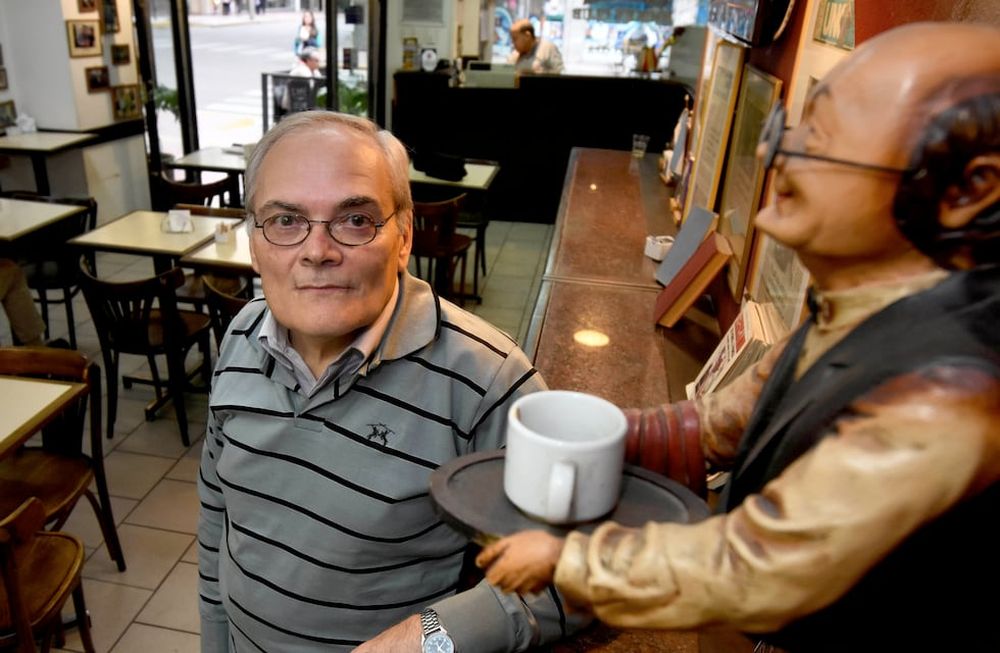 50 años de trabajo: se jubiló el mozo más histórico del bar más histórico