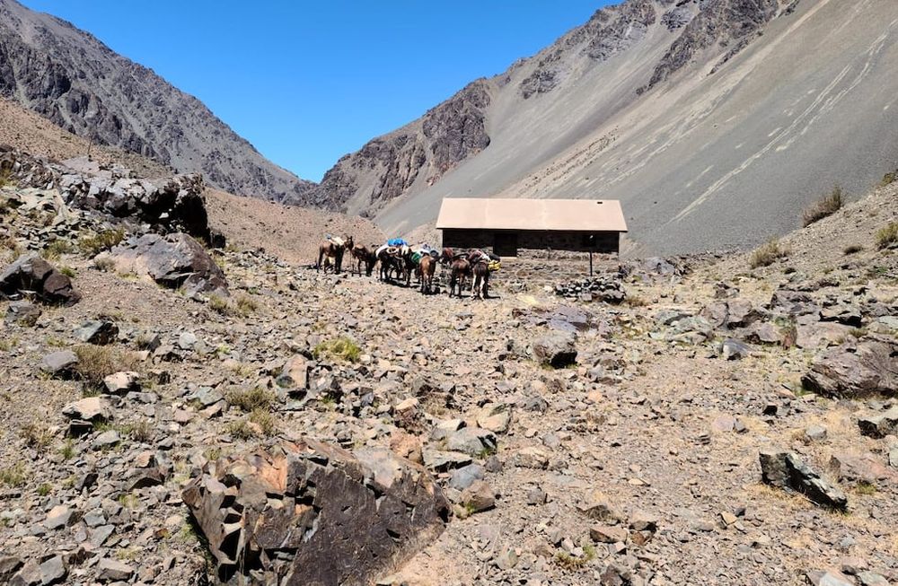 El sendero de los refugios de Alta Montaña, entre glaciares y ríos ...