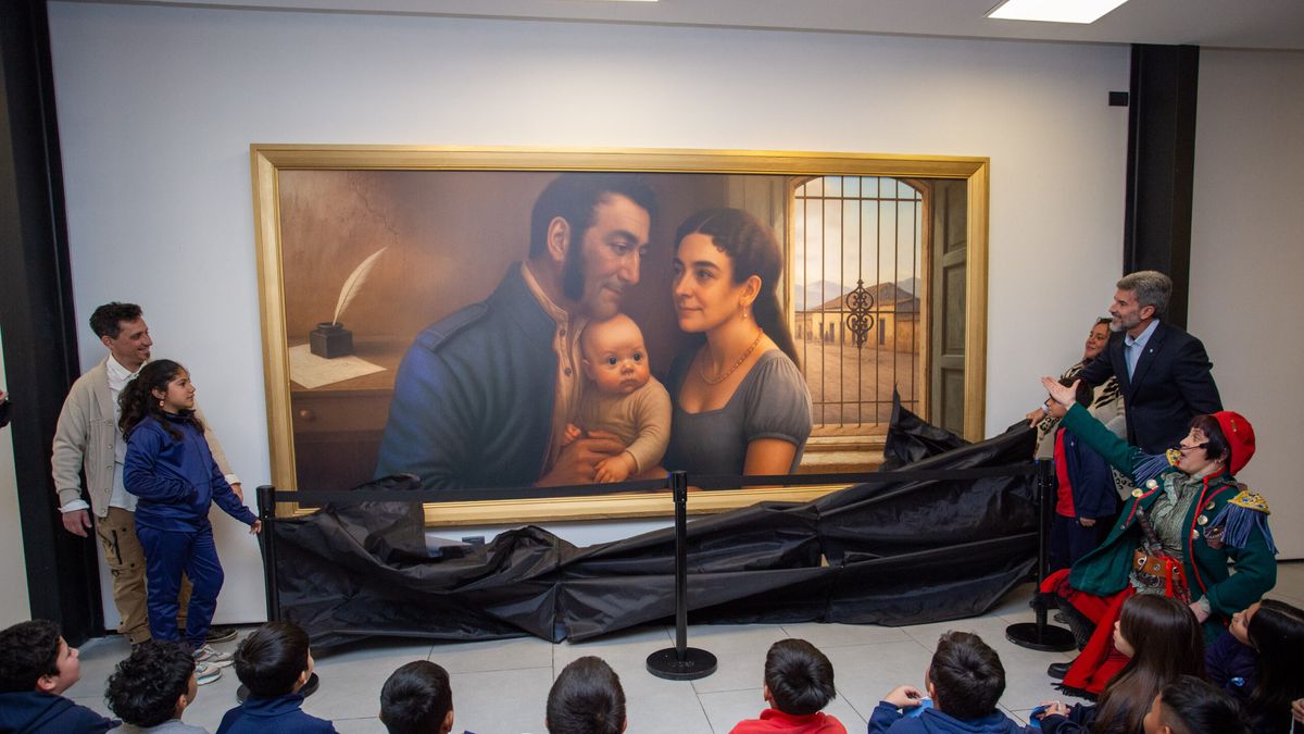 Ulpiano Suarez, junto a vecinos y alumnos de la Ciudad, descubrieron un cuadro que retrata el ...