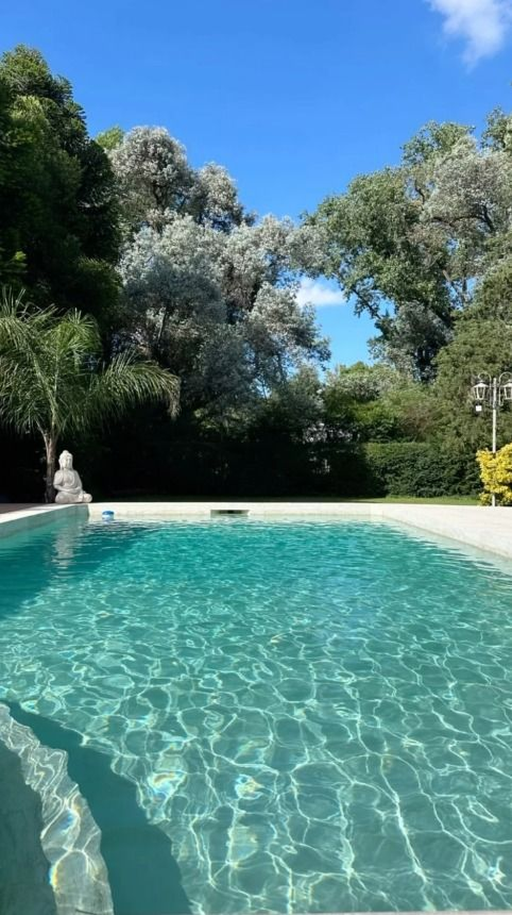 Así es la casa de estilo rústico que Agustina Cherri compró cuando estaba en Chiquititas y aún ...