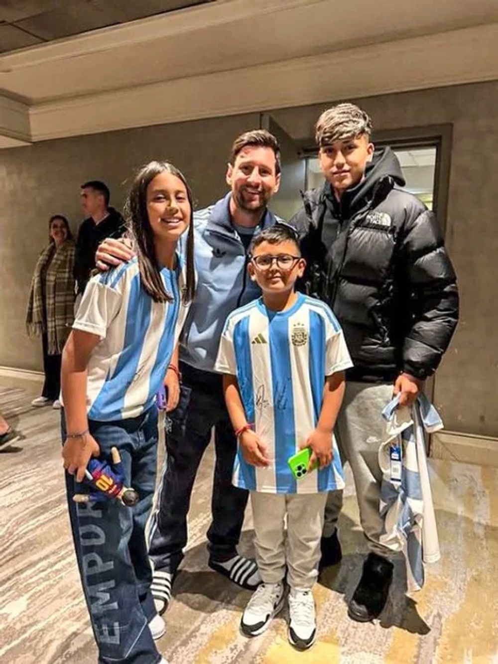 Lionel Messi se sacó una foto con los hijos de Arturo Vidal con la ...