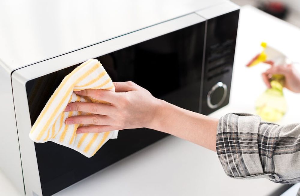 El Truco Casero Más Efectivo Para Limpiar El Microondas En 5 Minutos