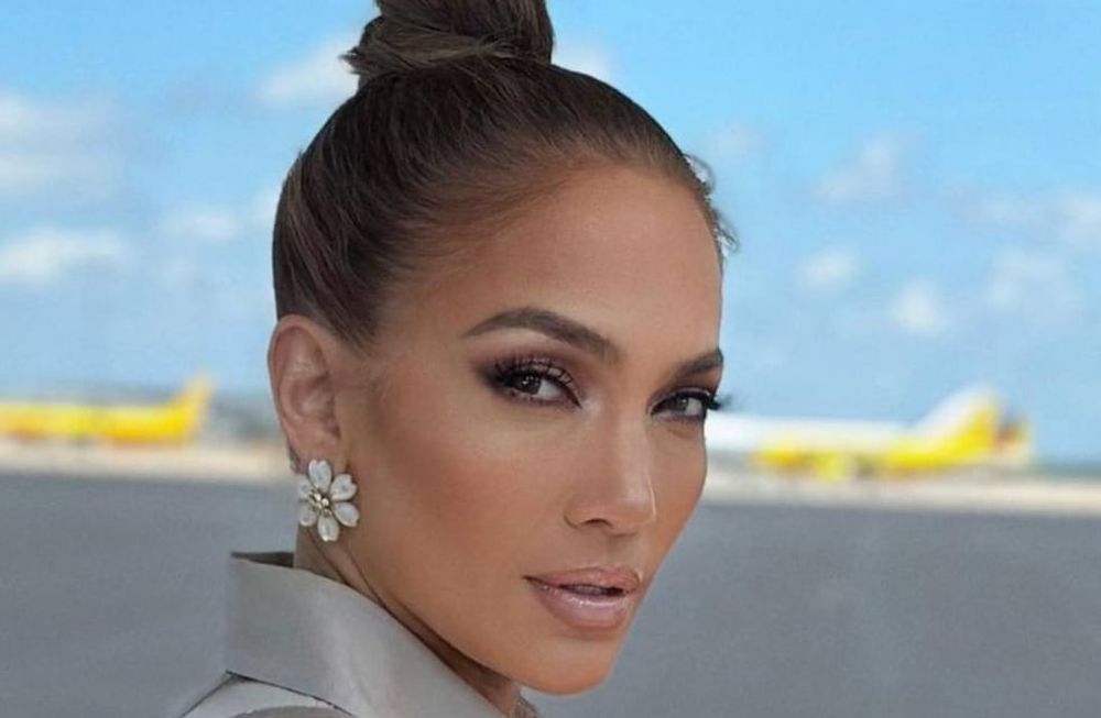 Jennifer Lopez se suma a la lencería de seda: las fotos acostada y de ...