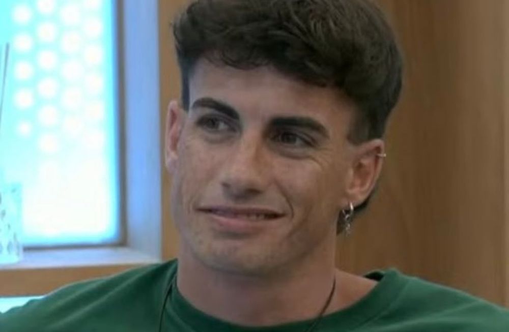 Alan fue el blanco de memes por elegir a Manzana para una noche ...