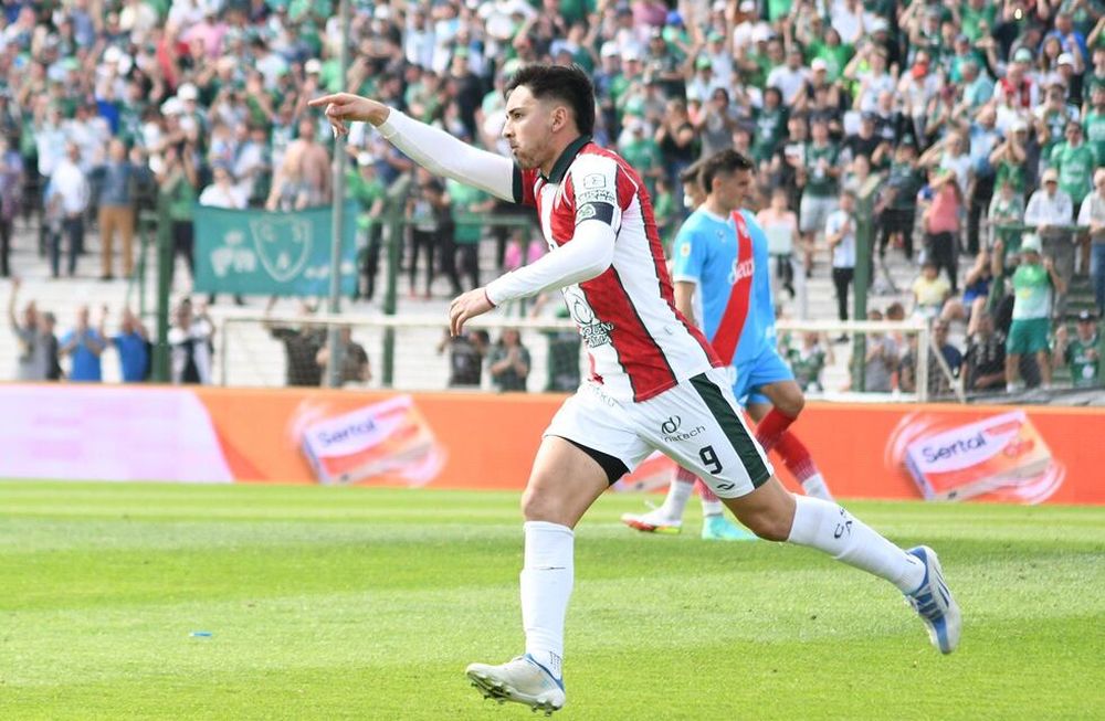 El goleador de Sarmiento de Junín cambió su pantalón por algo muy ...