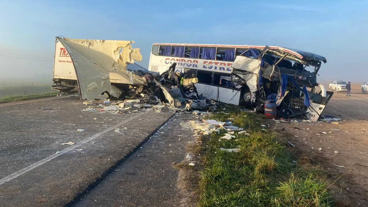 Tragedia en ruta 3: choque frontal entre un micro y un camión dejó al menos cuatro muertos