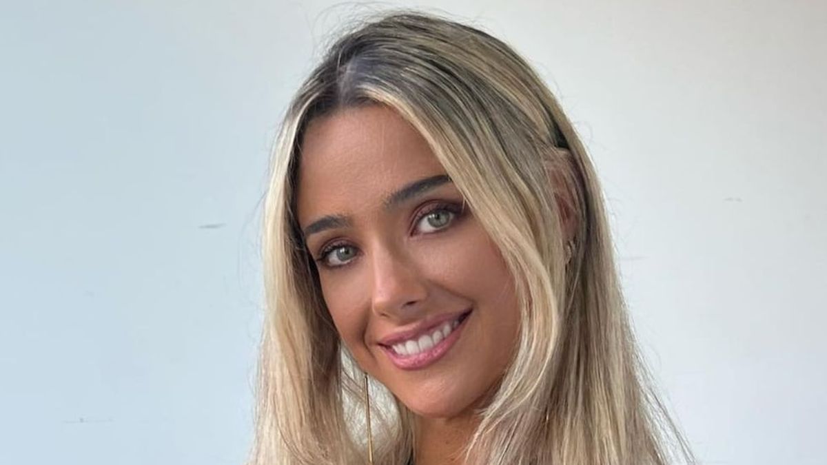 Sol Rivas cruzó sus piernas y posó frente al espejo con un body azul ...