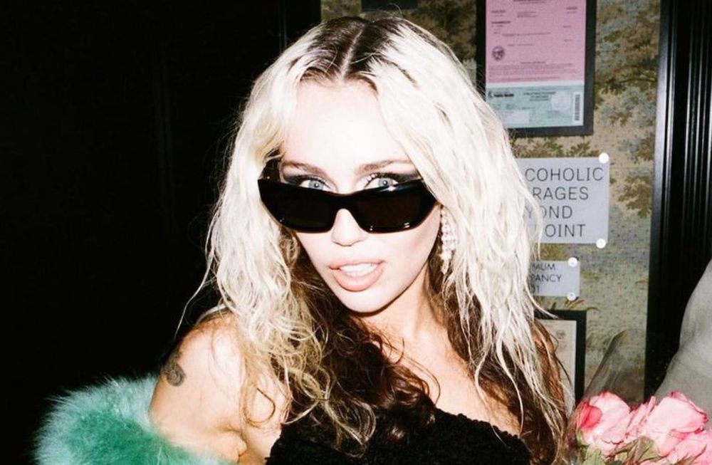 Miley Cyrus bailó y modeló con una malla dorada y bikini de picos para ...