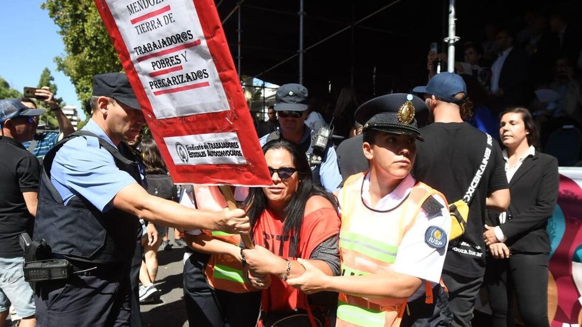 Tensión en el “contracarrusel”: manifestantes llegaron al palco oficial