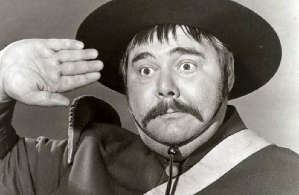 De qué murió Henry Calvin, el Sargento García en El Zorro