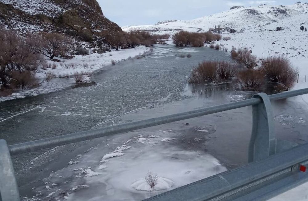 Por el frío extremo se congelaron los 70 kilómetros del río Pichi Leufu ...