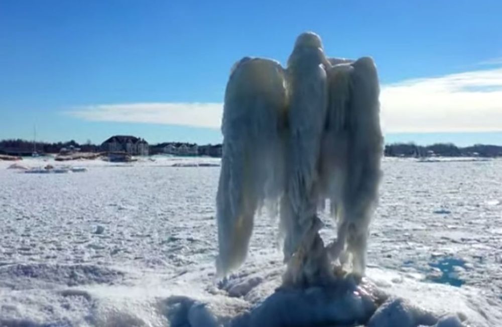 Video: apareció misterioso “ángel de hielo” en un lago de EEUU