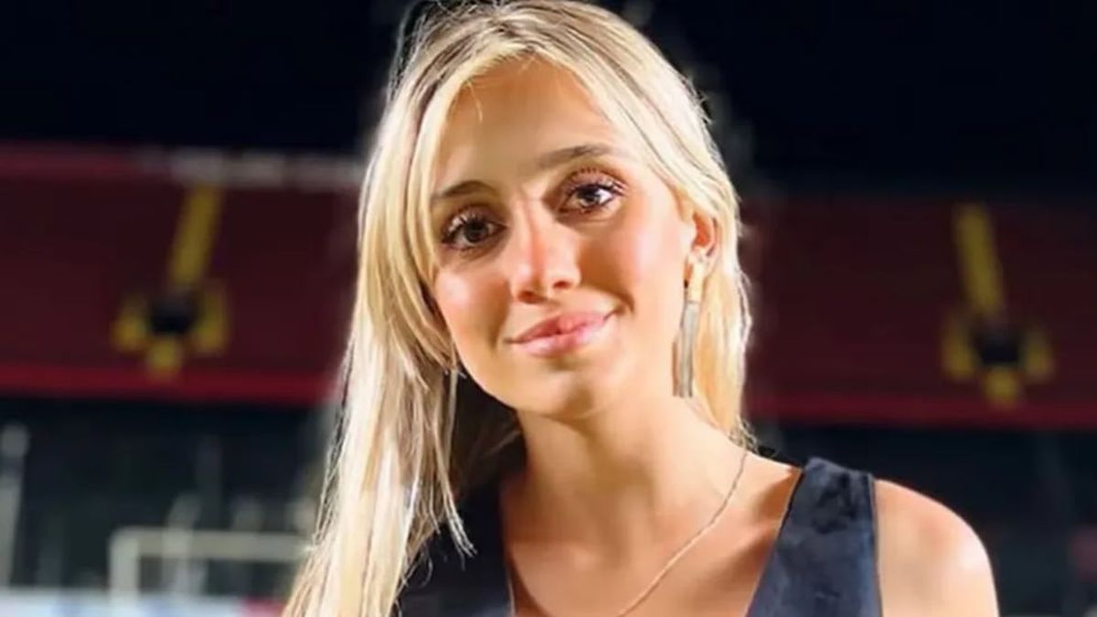 Morena Beltrán mostró su bronceado con microbikini celeste y jugueteó a ...