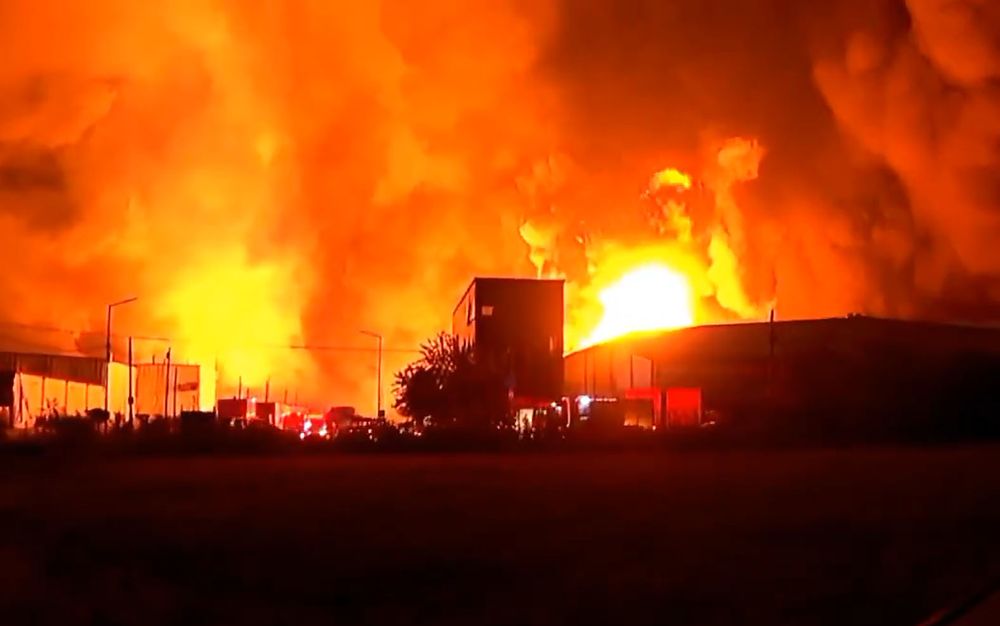 Una impresionante explosión e incendio en un polo industrial sacuden a ...