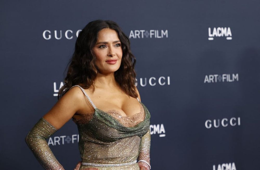Salma Hayek dejó atrás el glamour y posó con un vestido de red y ropa íntima en la alfombra roja