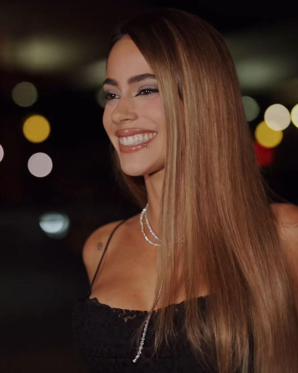 Tini Stoessel impactó con su look total black para el Paris Fashion Week