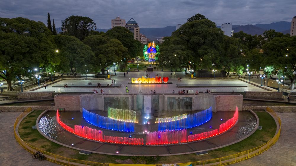 La Ciudad iluminó la fuente de la Plaza Independencia con los colores ...