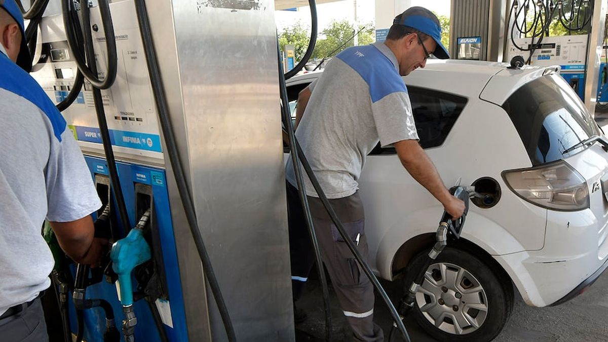 Cuánto se necesita para llenar un tanque de nafta súper y cuánto cuesta en otros países