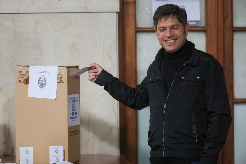 Axel Kicillof votó en La Plata y dijo que hoy se juega cómo sigue esta ...