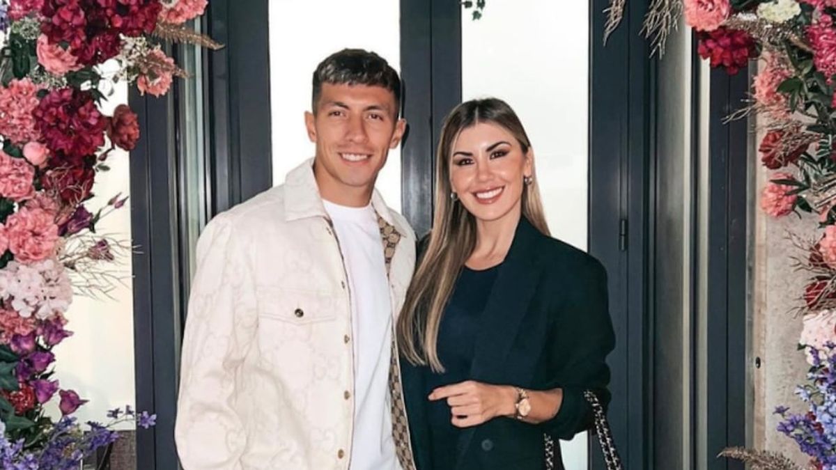 La esposa de Lisandro Martínez sorprendió al posar con plumas y ...