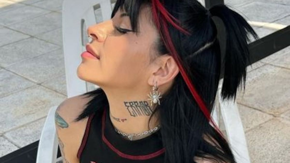 Cazzu, de total black, posó con un body diminuto con el cual dejó ver ...