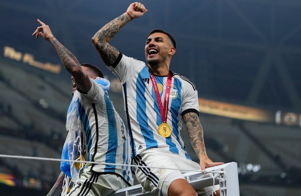 ¡Cuidado con las amarillas! Enzo Fernández y Leandro Paredes, a una ...