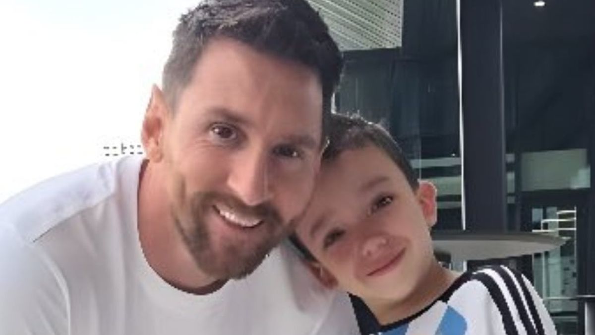 Video: el tierno gesto de Lionel Messi con un niño argentino que está bajo un tratamiento hormonal