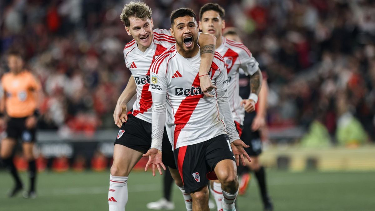 River Plate brilló ante su gente, goleó a Barracas Central y se metió ...