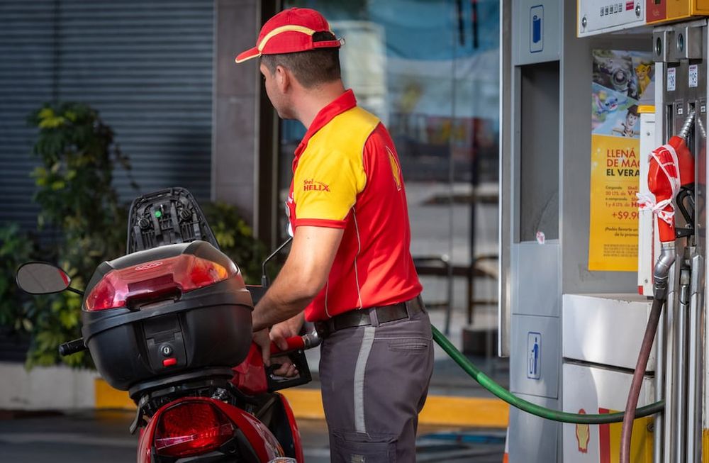 Shell se sumó a YPF y también aumentó sus combustibles: el litro de nafta premium roza los $1.000
