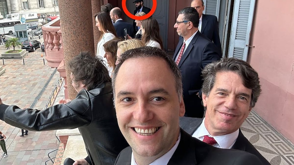 Quién es el intrigante hombre que no se aparta del lado de Javier Milei